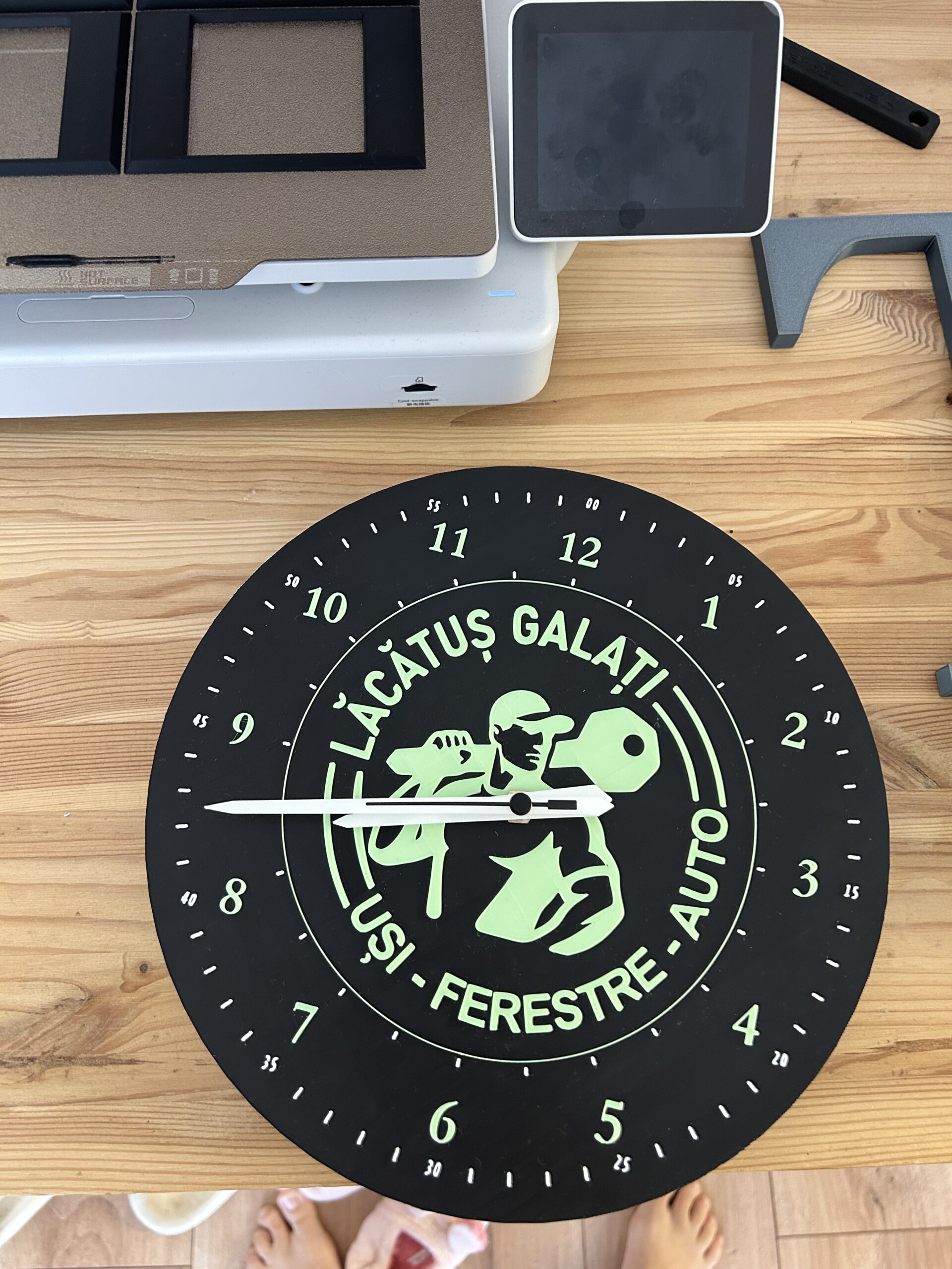 Ceas logo printat 3D – design personalizat si aspect modern