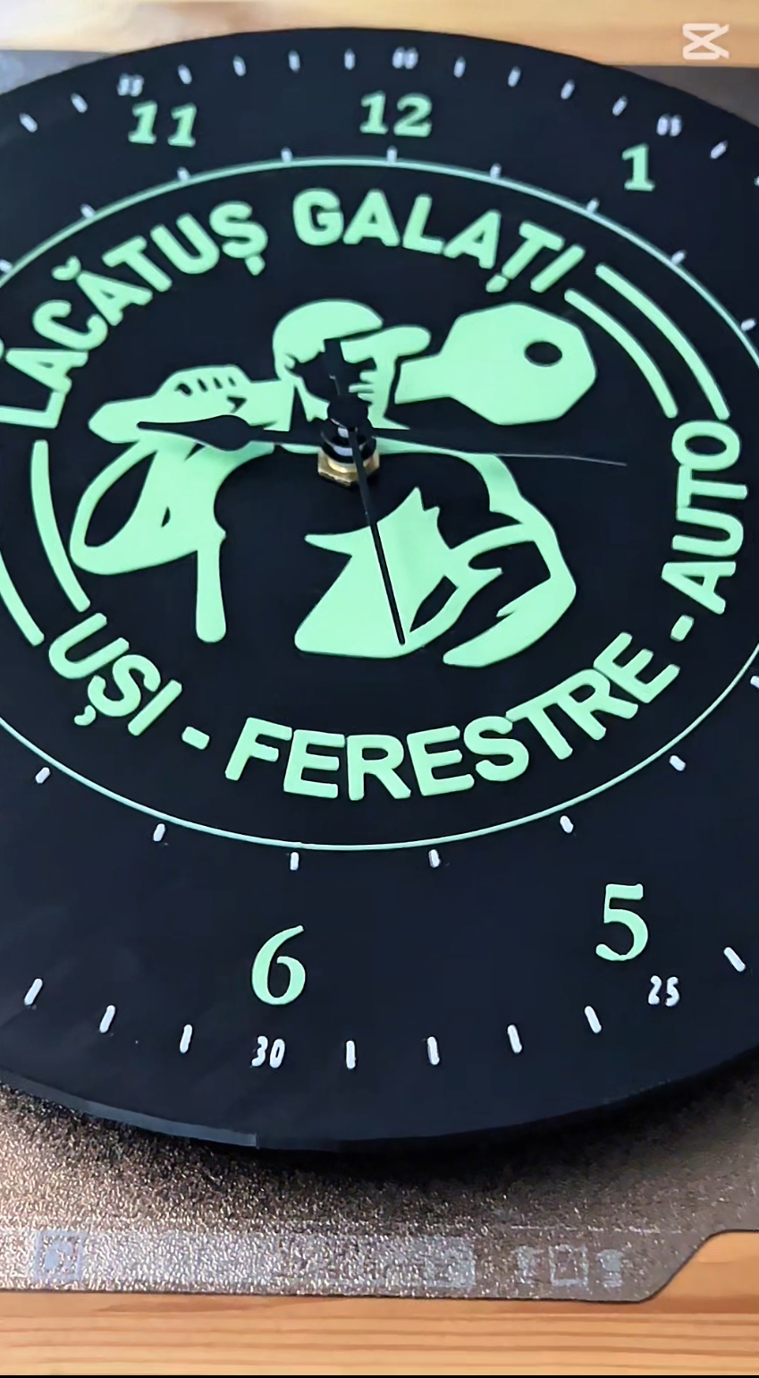 Ceas logo printat 3D – design personalizat si aspect modern